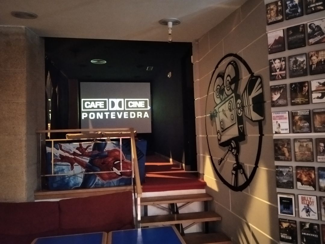 Una sala de proyecciones en un pequeño bar: así es el Café de Cine en ...