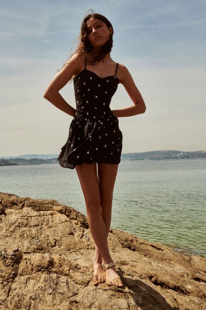 Zara elige la playa de Mera en Oleiros (A Coruña) para mostrar sus prendas al mundo